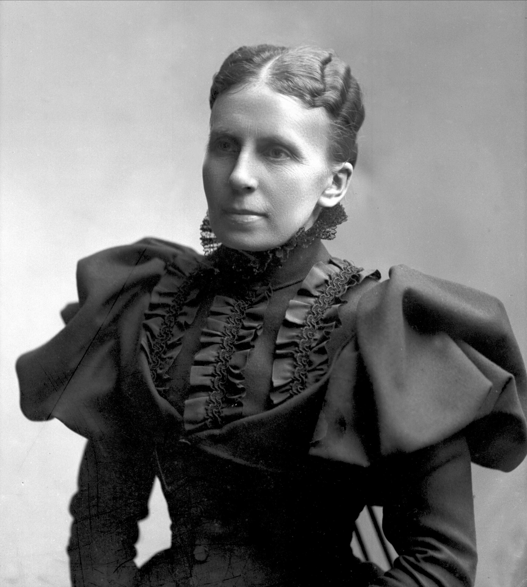 Portrett av Agnes Tofte Jebsen. Kjole med puffermer. - Norsk ...