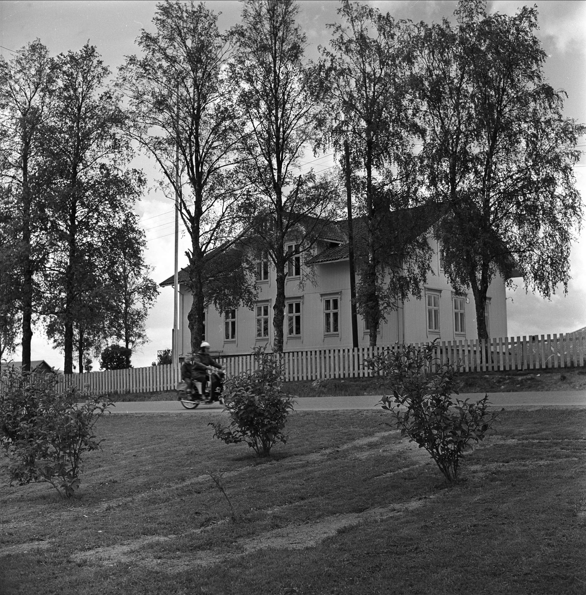 Sammenslåing av Aurskog og nabokommune. Hovedbygning, gjerde langs ... Sammenslåing av Aurskog og nabokommune. Hovedbygning, gjerde langs ...
