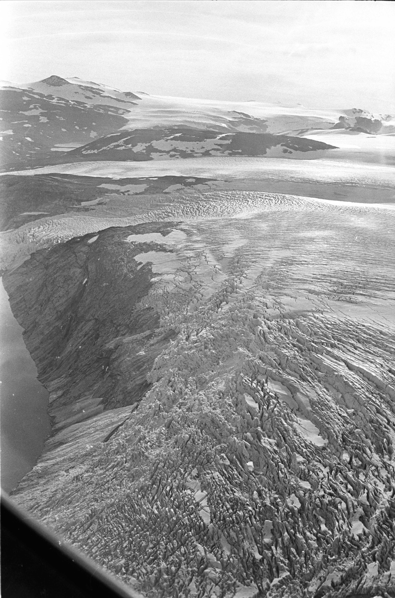 Glomfjord, Meløy, oktober 1965. Artikkel om mann fra Glomfjord-raidet ...