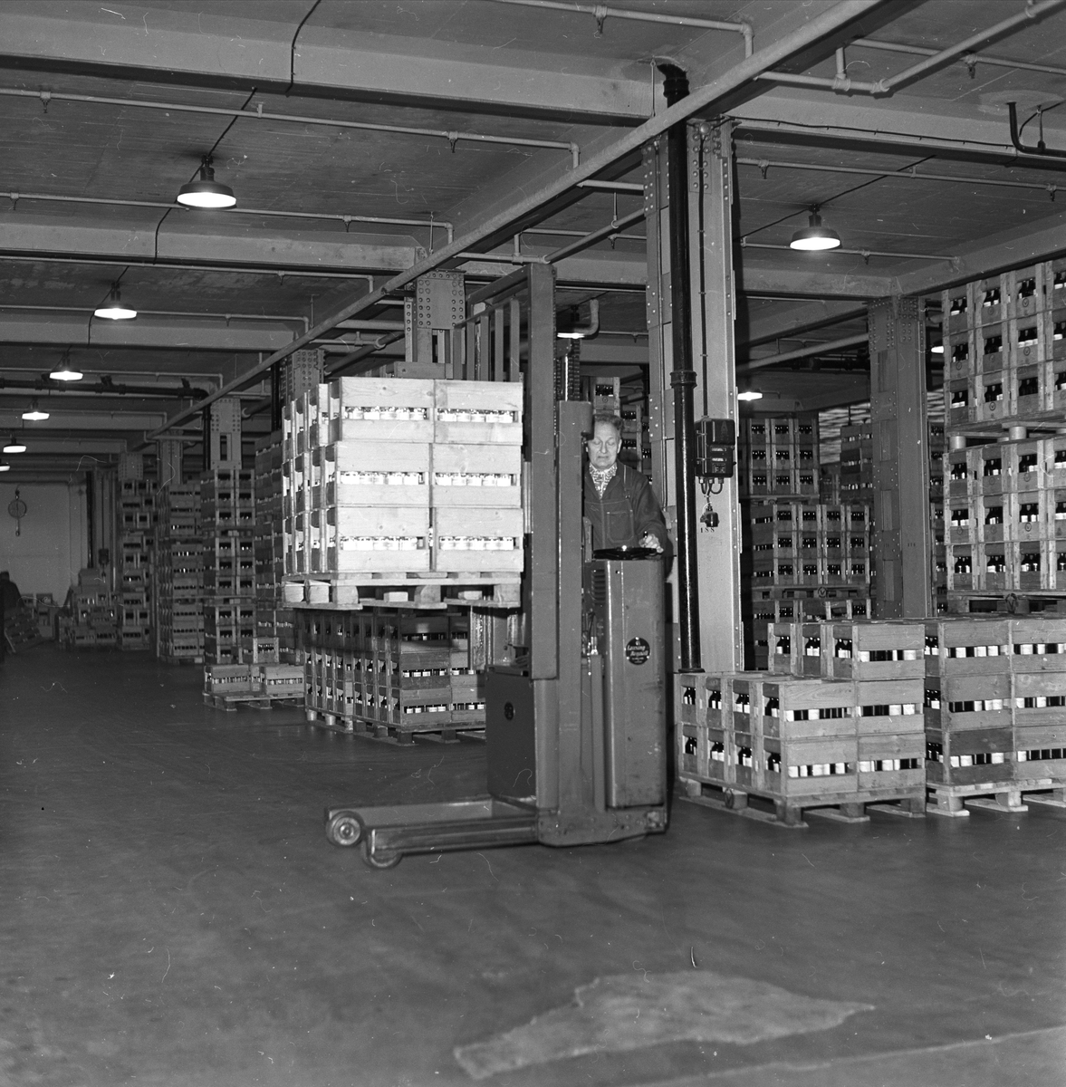 Hasle, Oslo, desember 1963. Vinmonopolet. Hall med kasser. - Norsk ...