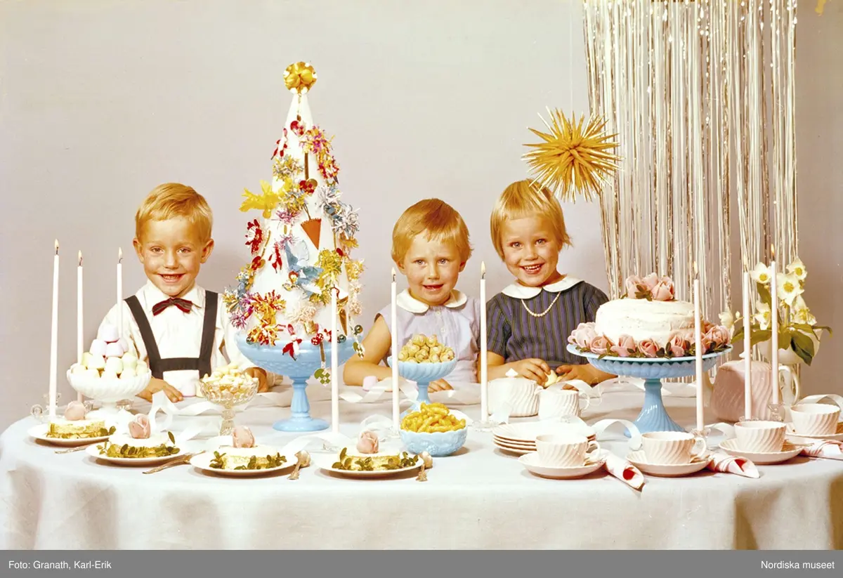 Jul. Barn vid dukat bord. - Nordiska museet / DigitaltMuseum
