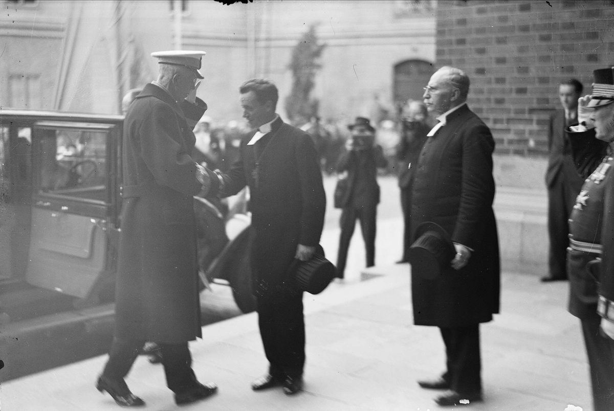Ärkebiskop Erling Eidem tar emot kung Gustav V utanför Uppsala domkyrka ...