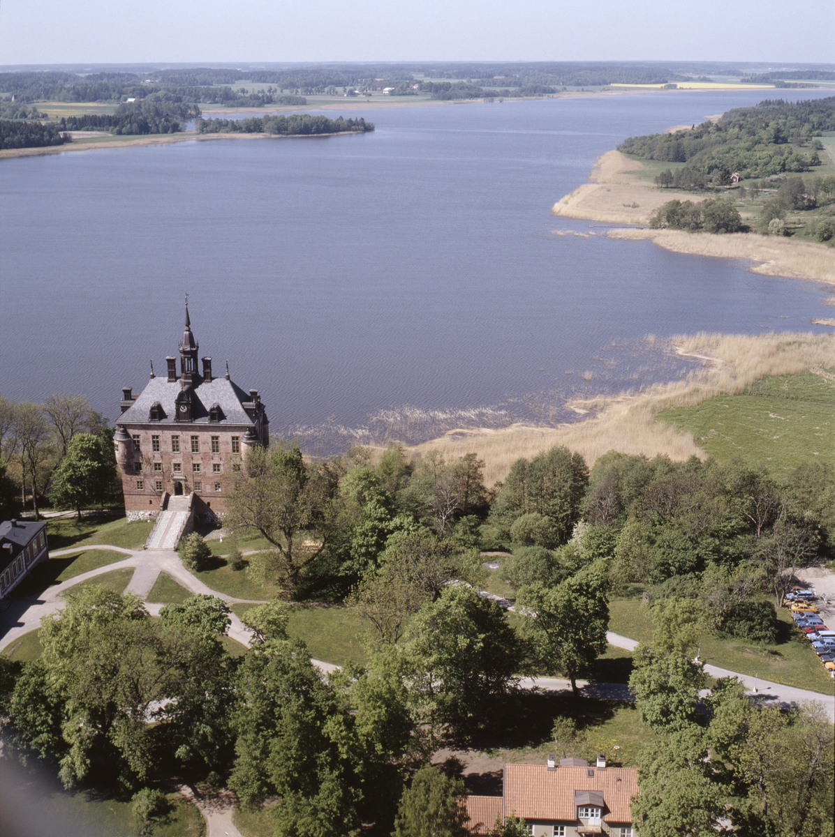 Vy över Wiks slott vid Mälaren, Viks socken, Uppland, juni 1989 ...