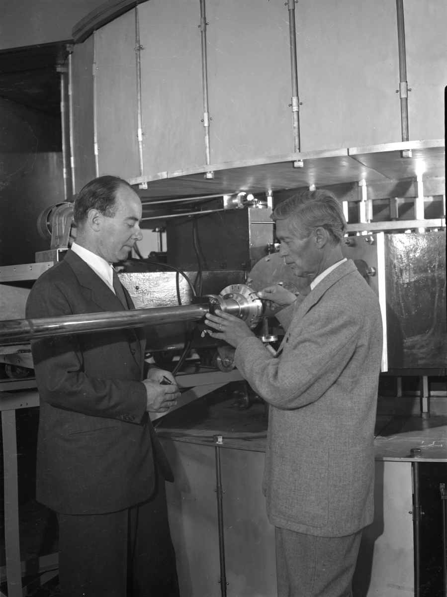 Professorerna Arne Tiselius och The Svedberg, Uppsala 1953 ...