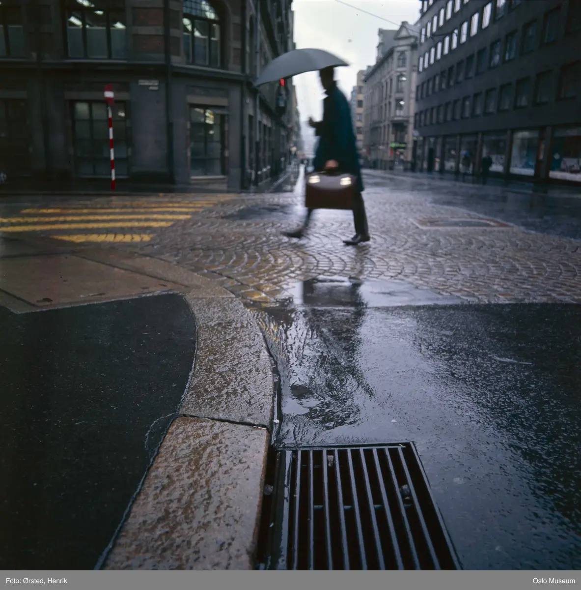 gate, bygårder, fotgjengerovergang, mann, paraply, regn - Oslo Museum ...