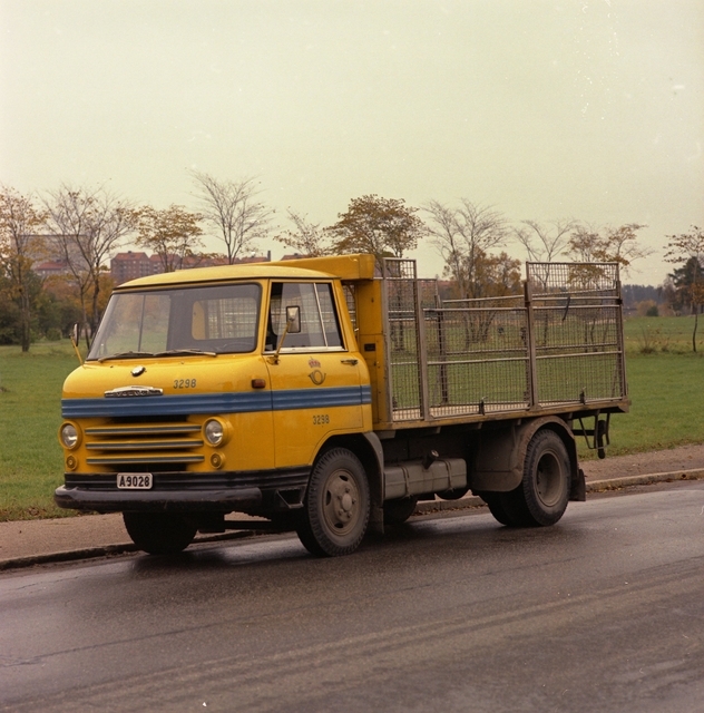 Postverkets fordon. För illustration i häfte. Flakbil (lastbil). Volvo ...