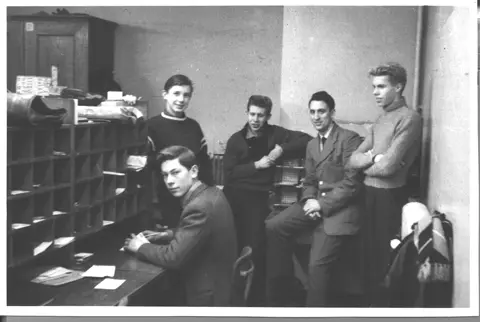 Brevbärarlag 37. Stående från vänster : Robert Lycke, Björn Sundström ...