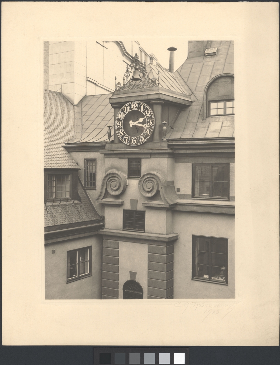 Stockholms Enskilda Bank Exteriör. Takåsar och klocka mot innergård ...