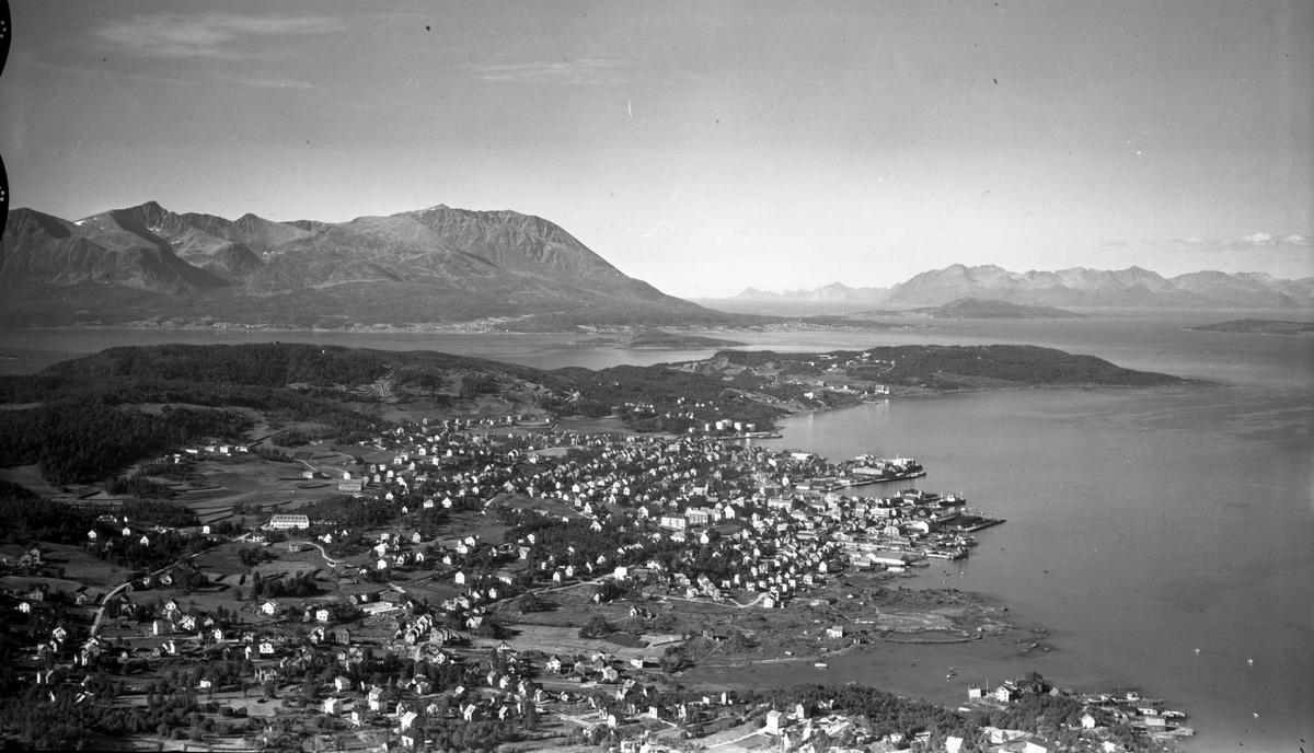Flyfoto av Harstad med Trondenes i bakgrunnen. - Sør-Troms Museum ...