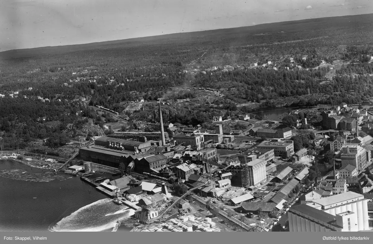 Skråfoto av M. Peterson & Søn A/S i Moss 1956. - Østfold fylkes ...