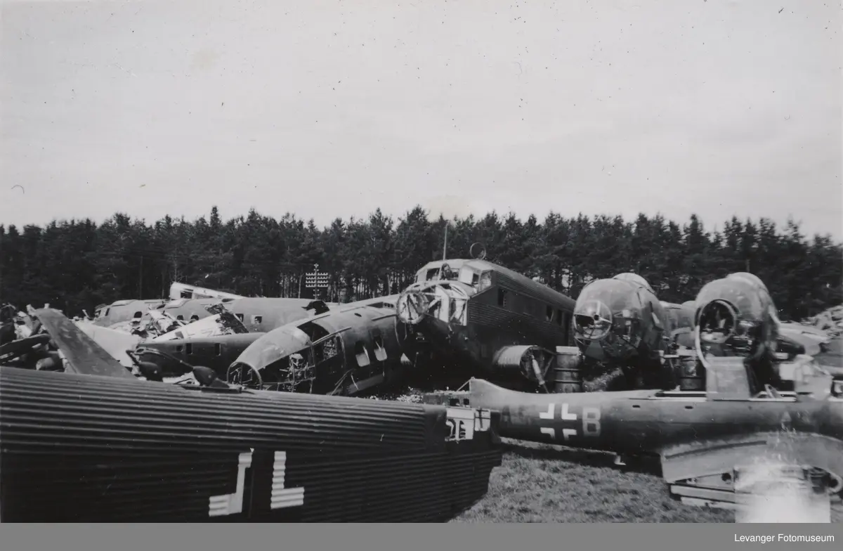 Flykirkegård, ødelagte tyske fly, Junkers 52, Heinkel 111 og Junkers 87 ...