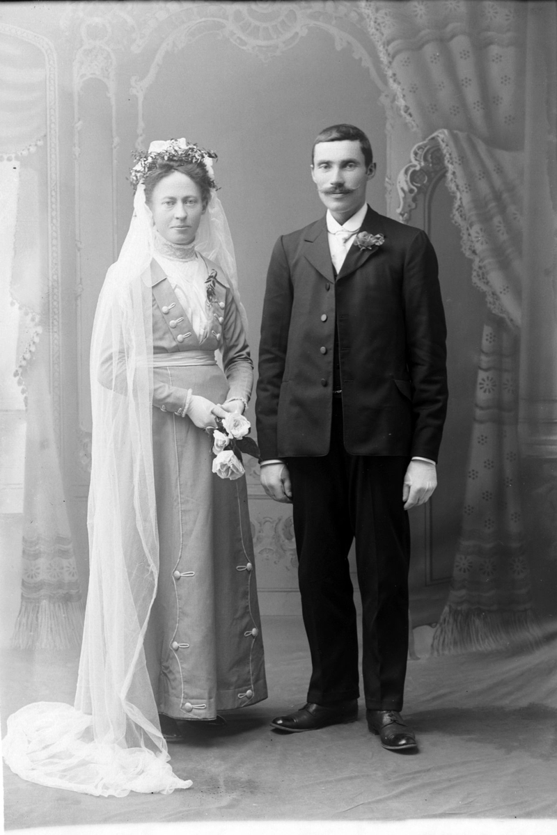 Studioportrett i helfigur av brudeparet Anna Kristensen og Johan ...