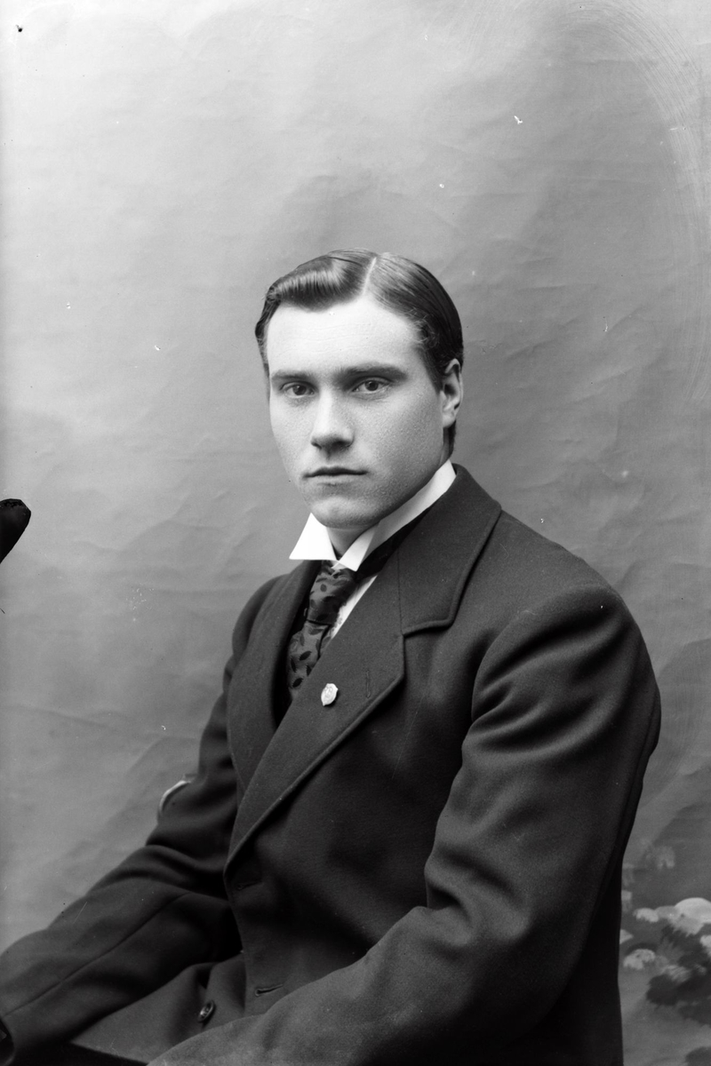 Studioportrett i halvfigur av en mann. - Sør-Troms Museum / DigitaltMuseum