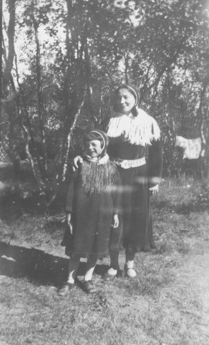 Marit Andersen og Anna Andersen, også kalt Lille-Anna. Bildet er tatt ...