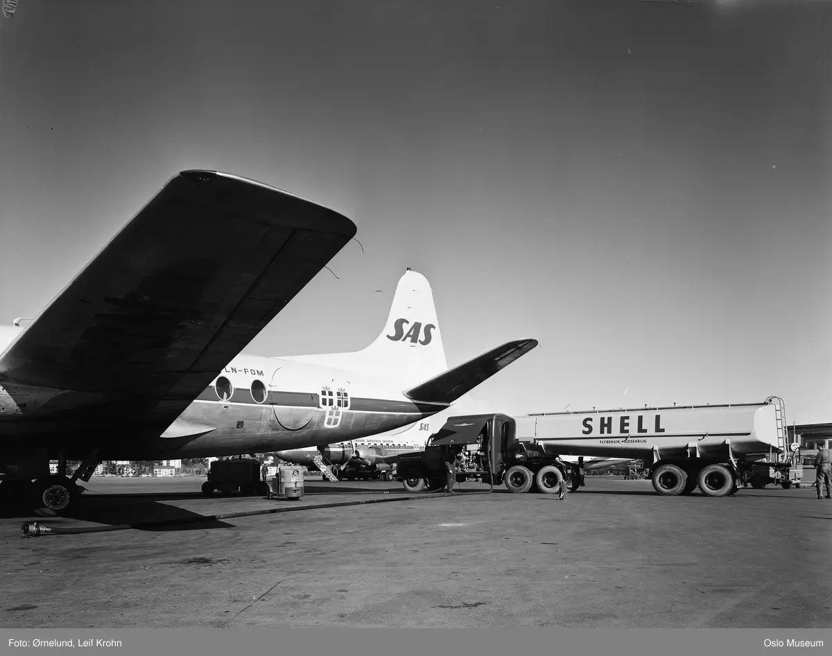 Fylling av drivstoff på Oslo lufthavn, Fornebu. - Oslo Museum ...