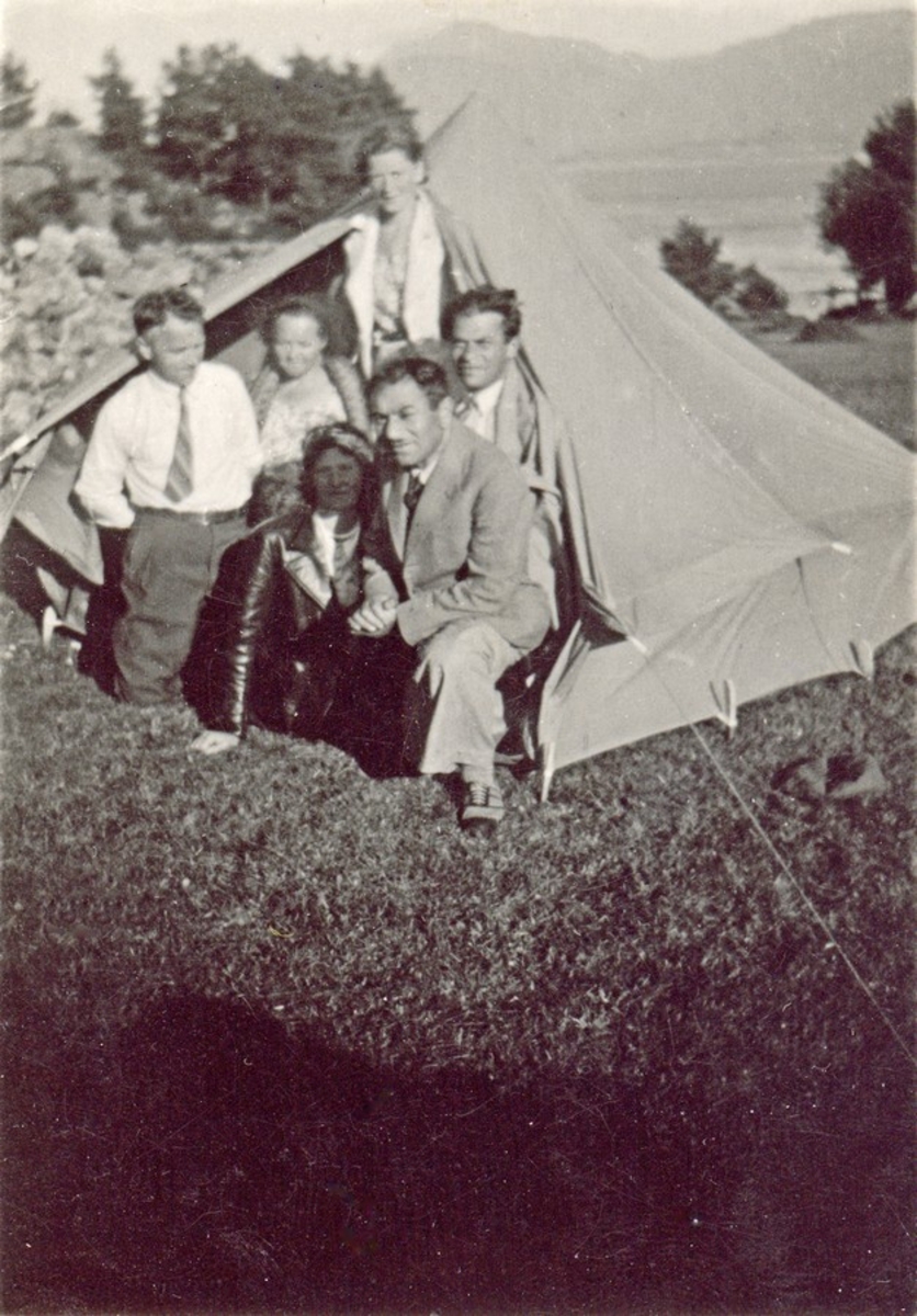 Moritz Rabinowitz foran telt - Haugalandmuseet / DigitaltMuseum