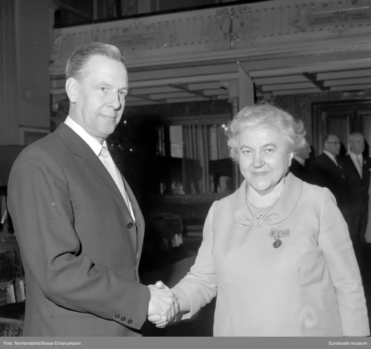 Televerket har medaljutdelning på Stadt. - Sundsvalls museum ...