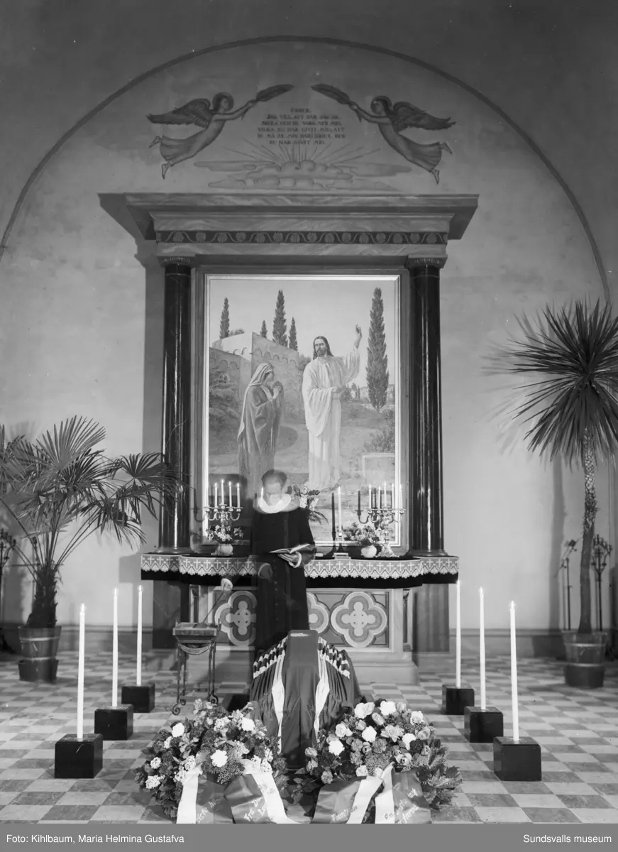 Begravningsförrättningar i gravkapellet. Bild 1-2 är oidentifierade ...