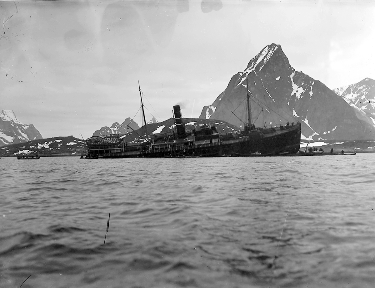 Et dampskip ved kai. Bildet er tatt i Lofoten. - Nordlandsmuseet ...