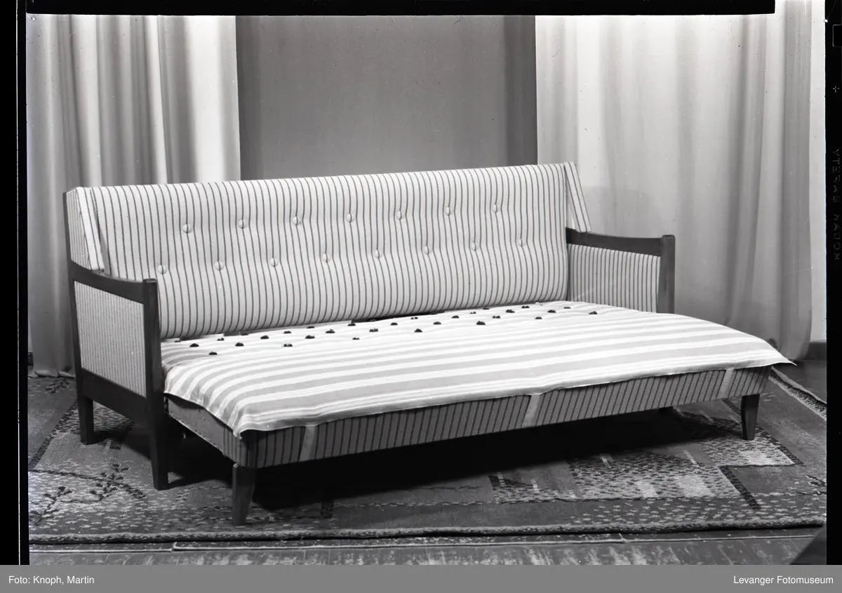 Sovesofa I - Levanger Fotomuseum / DigitaltMuseum