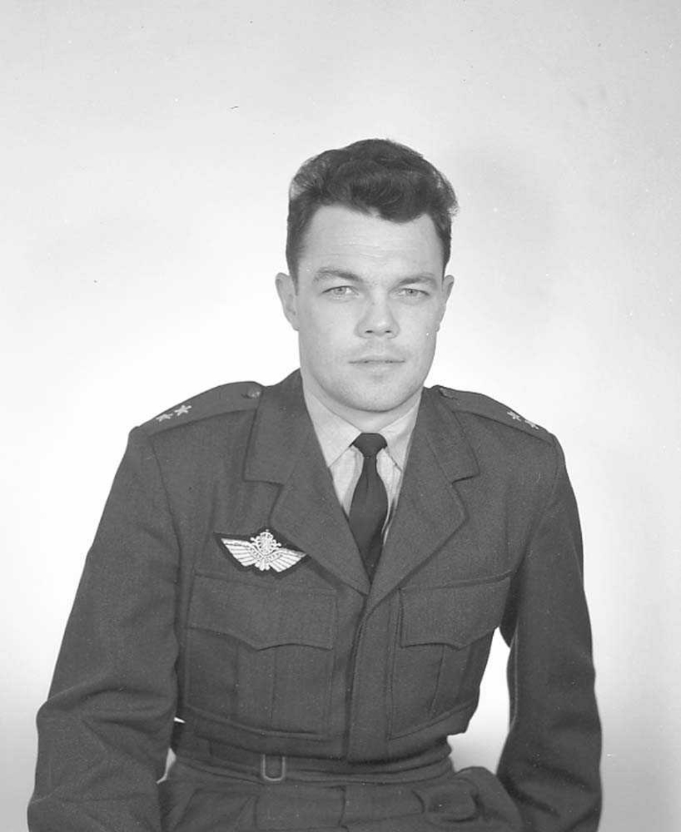 Portrett av Løytnant Odd Knutsen, 331 skvadron, Bodø flystasjon ...