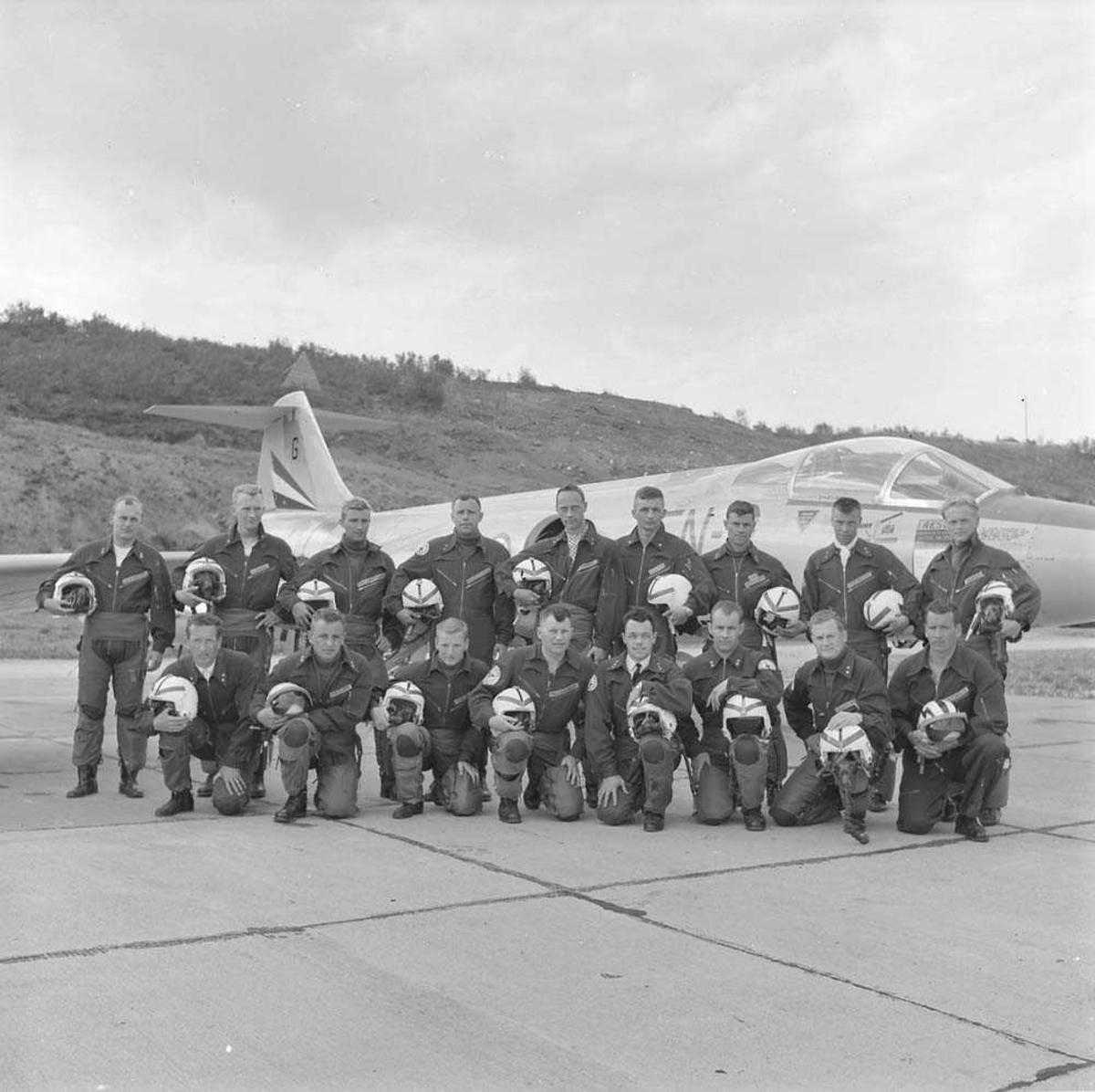 Gruppefoto av flygerne på 331 skvadron, Bodø flystajson. Personellet ...