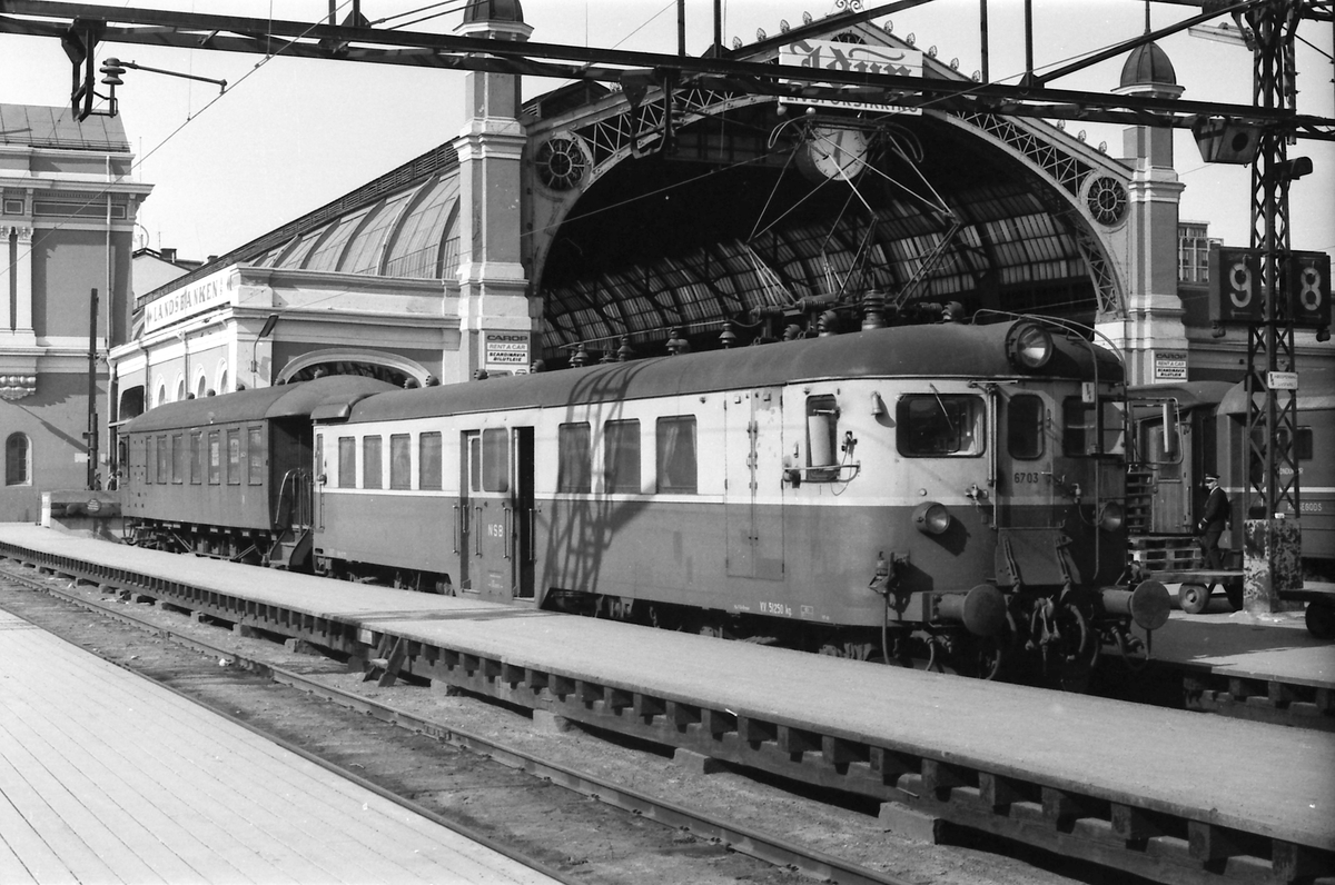 NSB elektrisk motorvogn BM 67 03 med styrevogn type BFS 65 på Østbanen ...