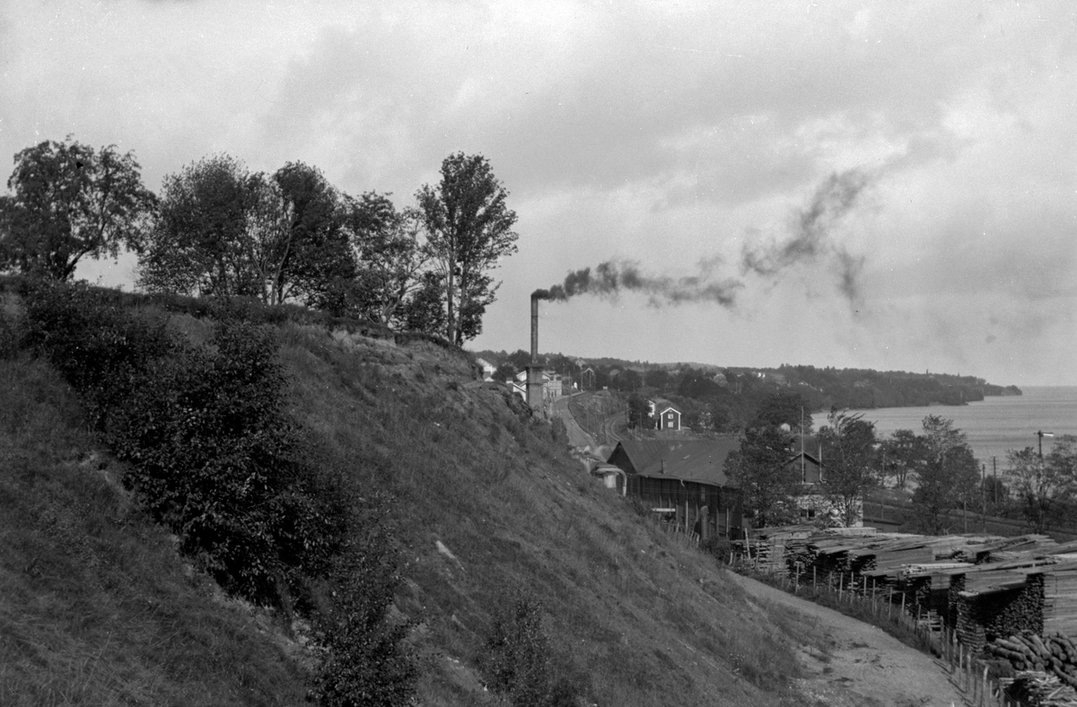 Sluttning ner mot Vätterns västra sida i Jönköping. Utefter stranden ...