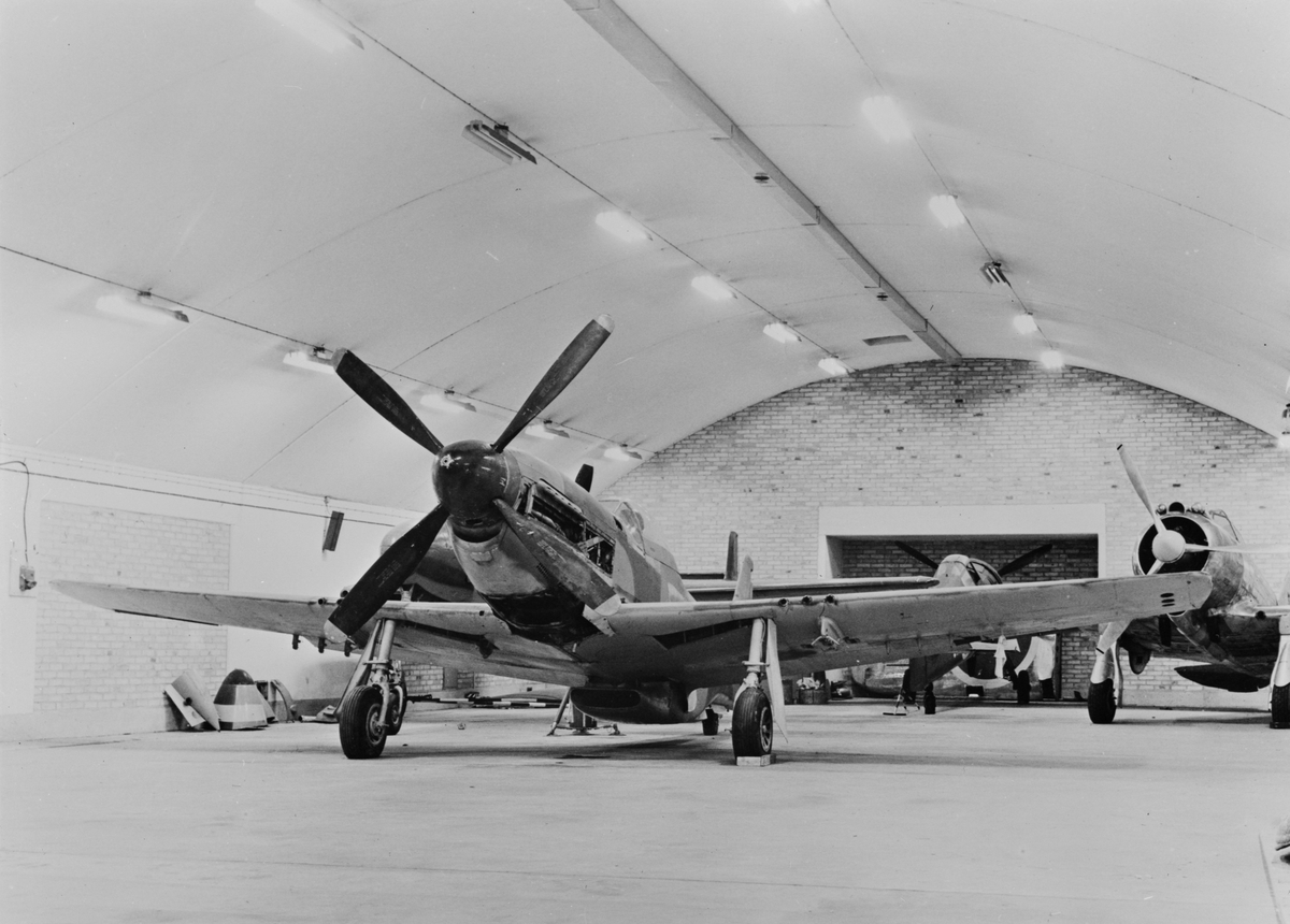 Flygplan J 26 020 under restaurering i en berghangar på F 9 Säve efter ...