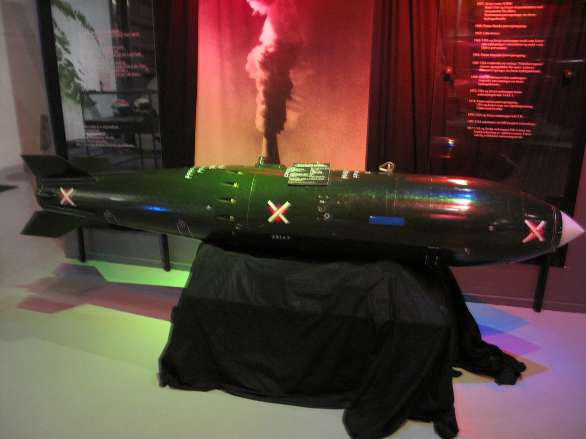 Atombombe Øvingsbombe Type WE 177 - Forsvarets museer / DigitaltMuseum