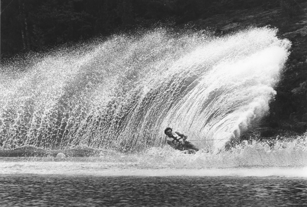 Från SM på vattenskidor, Lillesjön. Trollhättans Peter Hansson ...