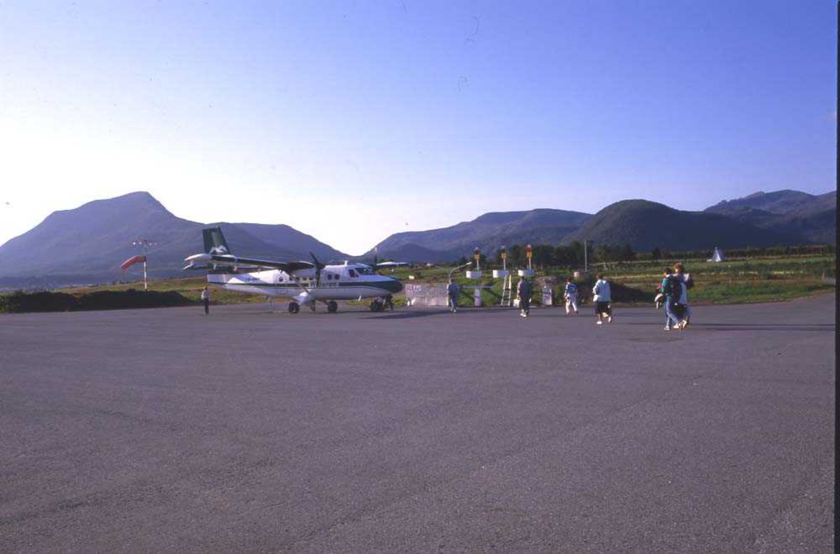 Lufthavn/Flyplass. Stokmarknes/Skagen. Et fly, DHC-6 Twin Otter fra ...