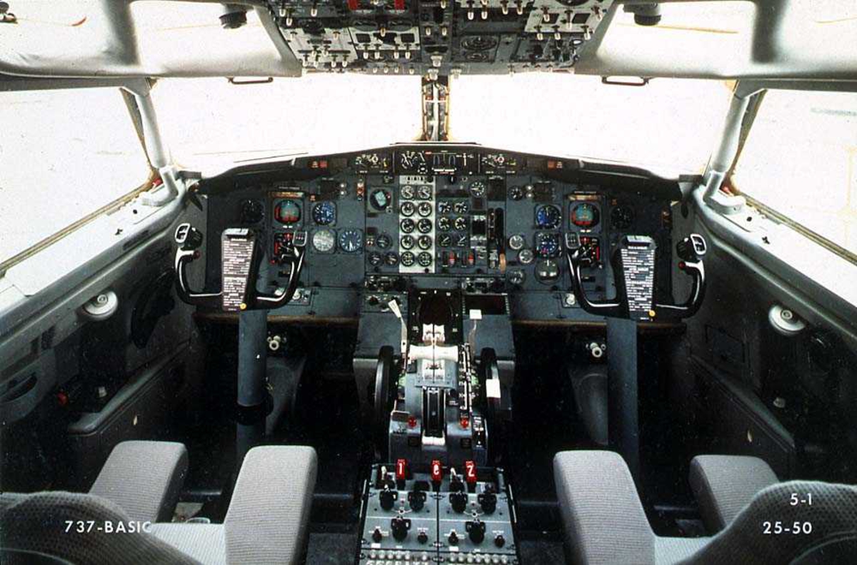 Cockpiten i en Boeing 737-200. - Norsk Luftfartsmuseum / DigitaltMuseum