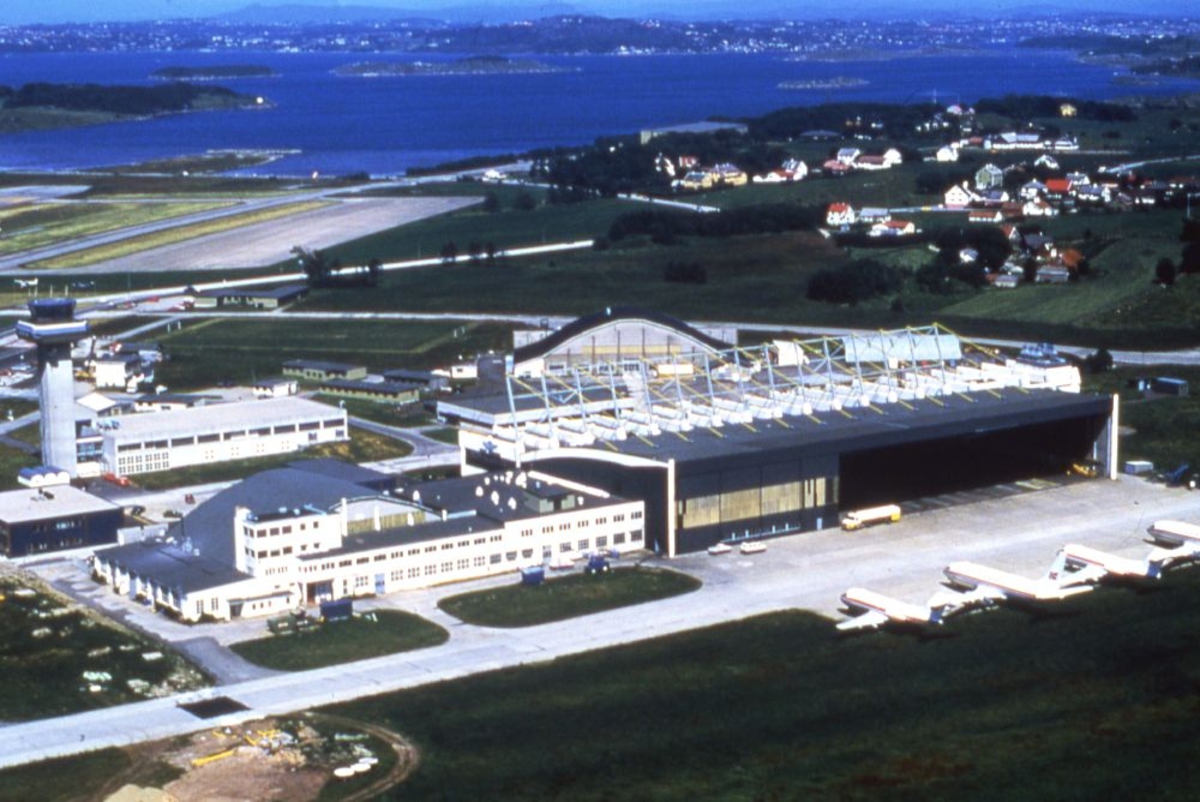 Lufthavn/Flyplass. Sola. Oversikt over Braathens SAFE's hangar og ...