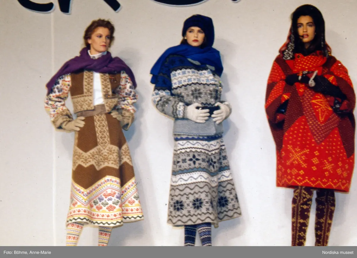 Modevisning. Modeller i mönstrade yllekoftor, kjolar och klänning ...