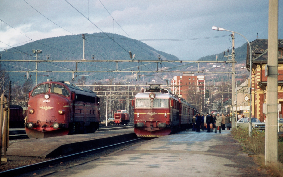 Lillehammer stasjon. NSB ekspresstog 42 Trondheim - Oslo Ø med ...