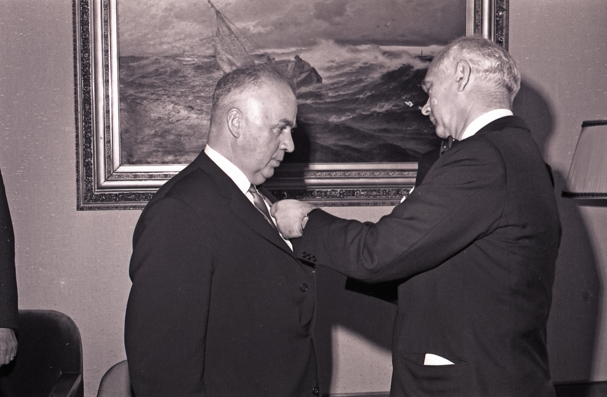 Norges Rederforbunds gullmedalje til Olav Østensjø. - Haugalandmuseet ...