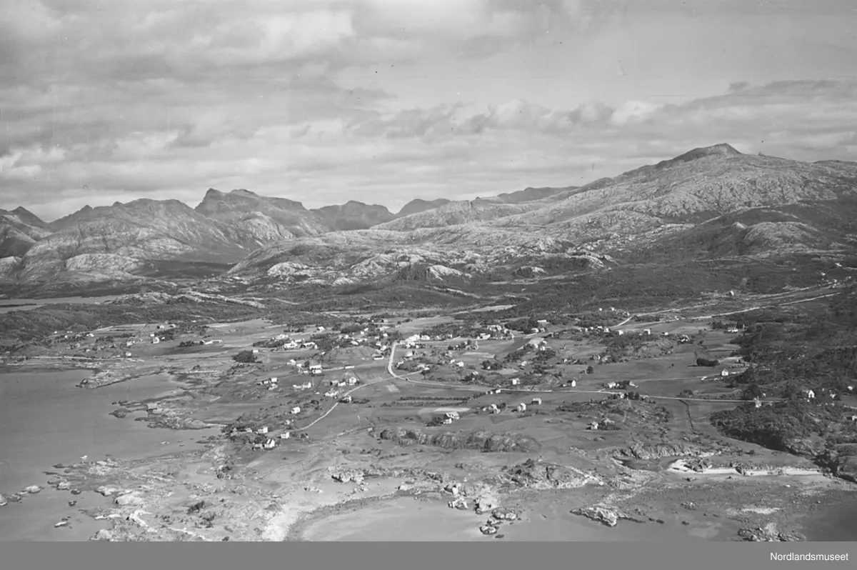 Flyfoto, Oversiktsbilde over Løding, Tverlandet. Dyrka mark veier og ...