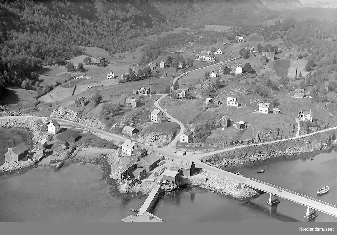 Flyfoto, Hopen. Havet i forgrunnen. Kaianlegg brygger og andre ...