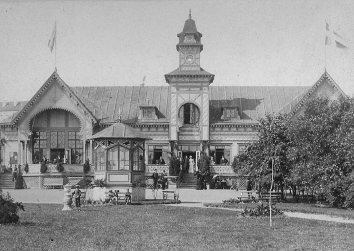 Societetshuset i Varberg som tämligen nybyggt. Det invigdes 1883 ...