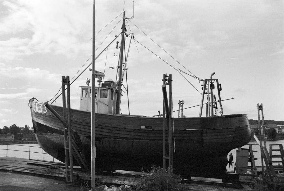 Fiskebåt uppställd på land - Sjöhistoriska museet / DigitaltMuseum
