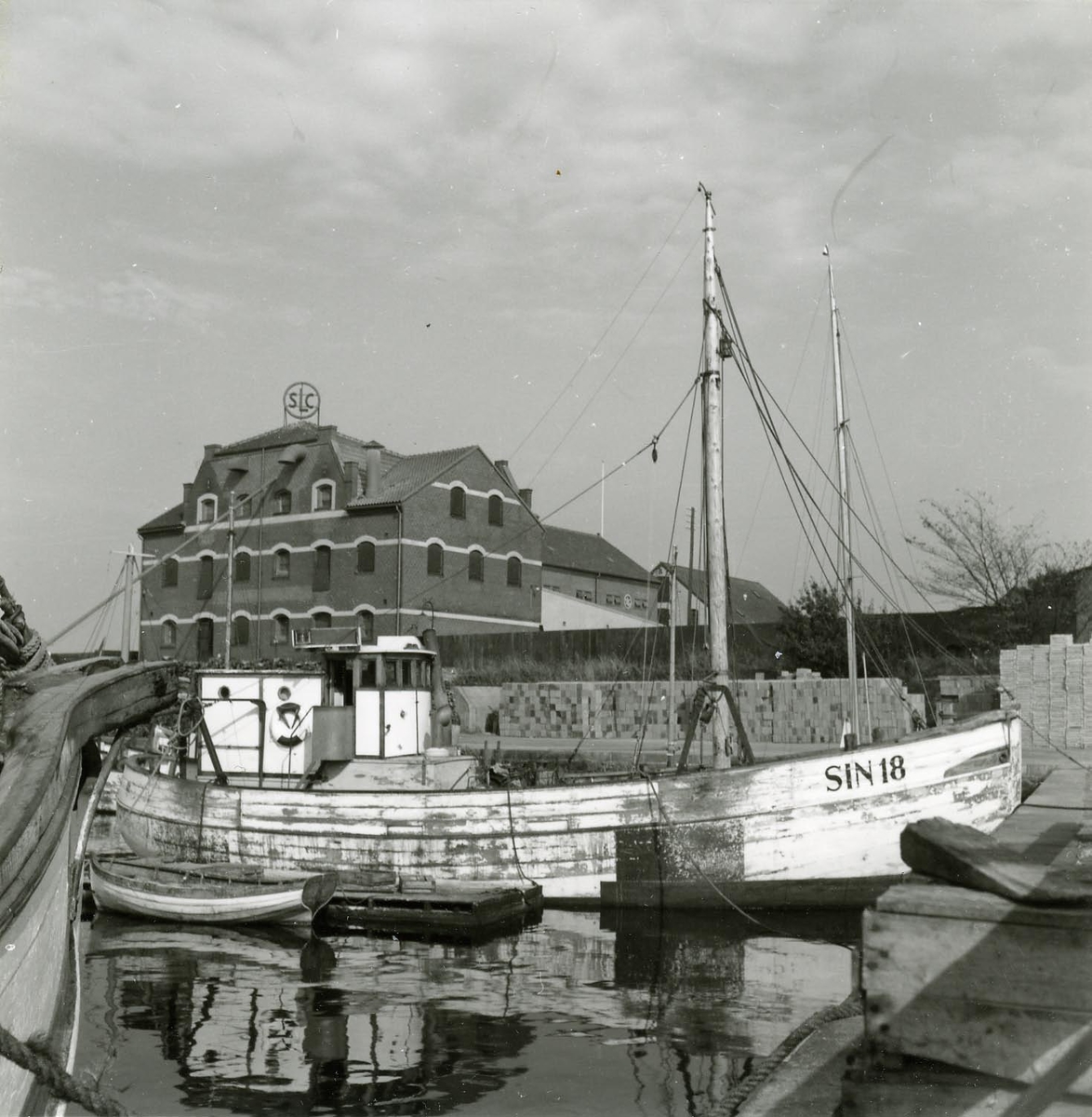 Från Simrishamns hamn, 1953. - Sjöhistoriska museet / DigitaltMuseum