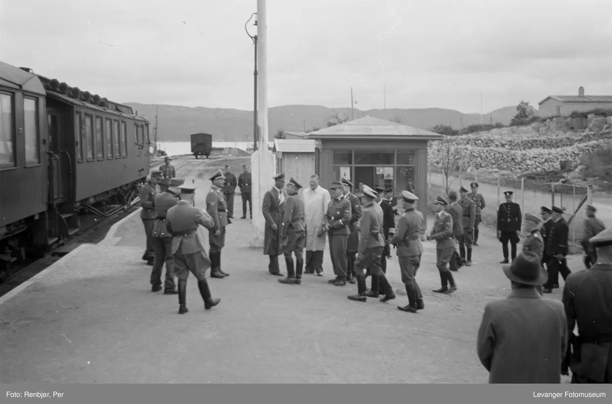 Høyere tyske offiserer ankommmer Namsos stasjon juli 1942. - Levanger ...