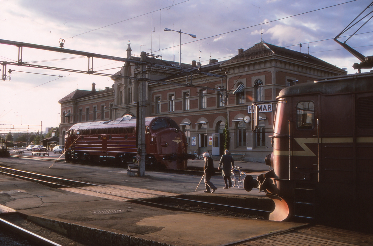 Hamar stasjon. Tog til Lillehammer i forgrunnen. Di 3 643 i bakgrunnen ...
