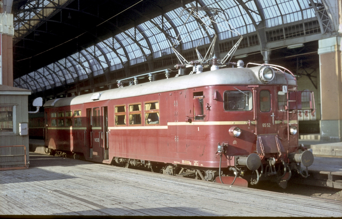 NSB motorvogn BM 65C 52 på Oslo Ø. Østbanehallen. - Museene i Akershus ...