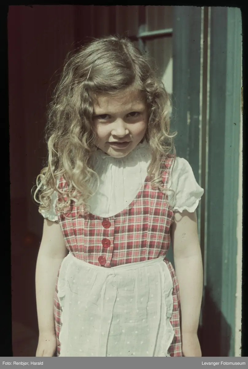 Portrett av ei jente. - Levanger Fotomuseum / DigitaltMuseum