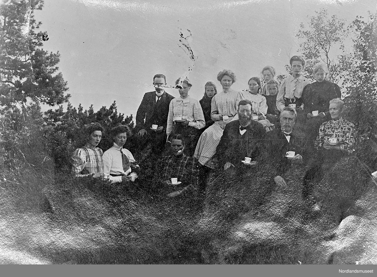 Gruppebilde. Drikker kaffe ute. - Nordlandsmuseet / DigitaltMuseum