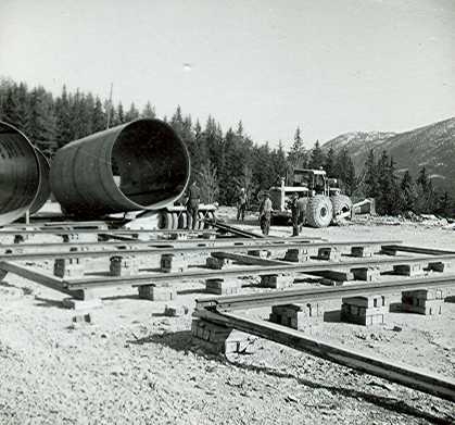 Vannkraftutbygging, anleggsområde med store rør. - Vest-Telemark Museum ...