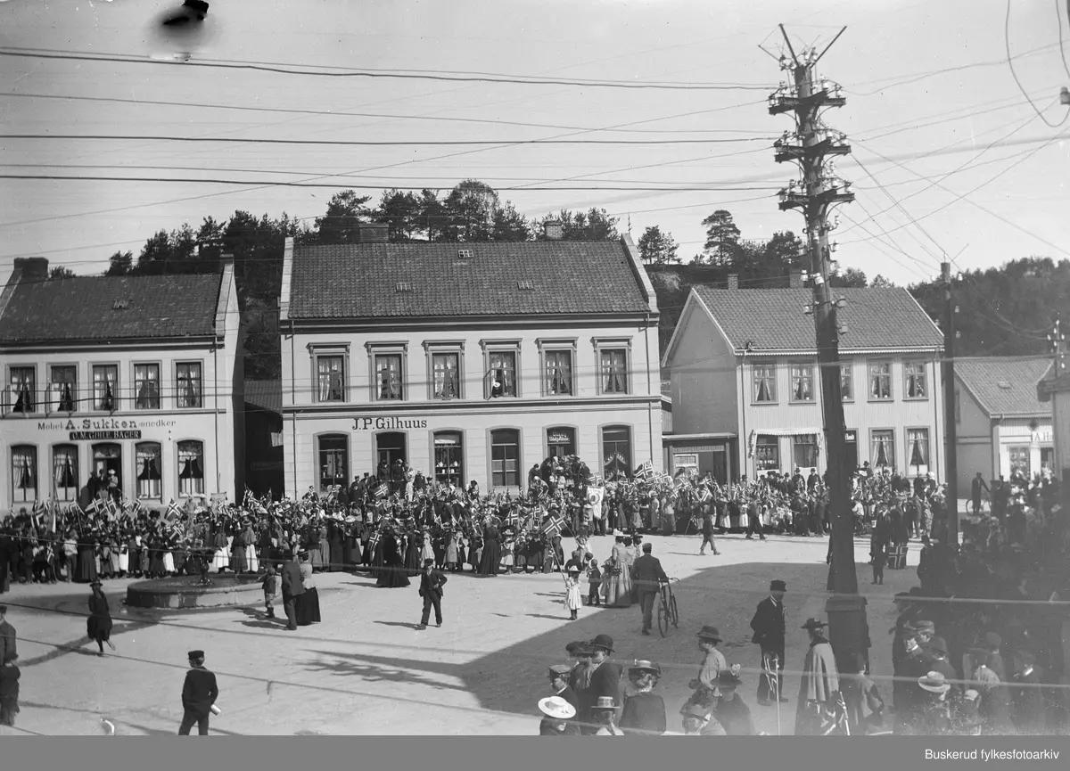 N. Torg i Hønefoss 17.mai markering - Buskerud fylkesfotoarkiv ...