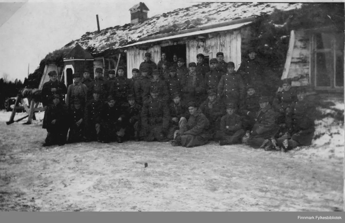 Garnisonen i Sør-Varanger. Gruppebilde utenfor verdens lengste gamme ...